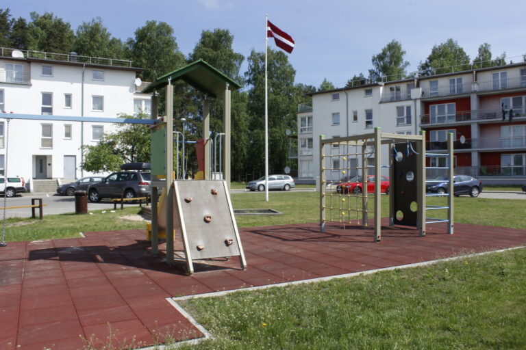 Rotaļu laukums Laimdotas ielā 1, Piņķos
